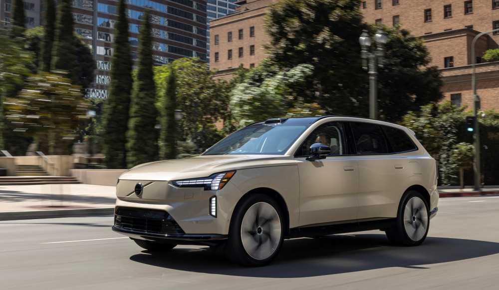 Volvo starts delivery of the new electric EX90 that will come to SA ...